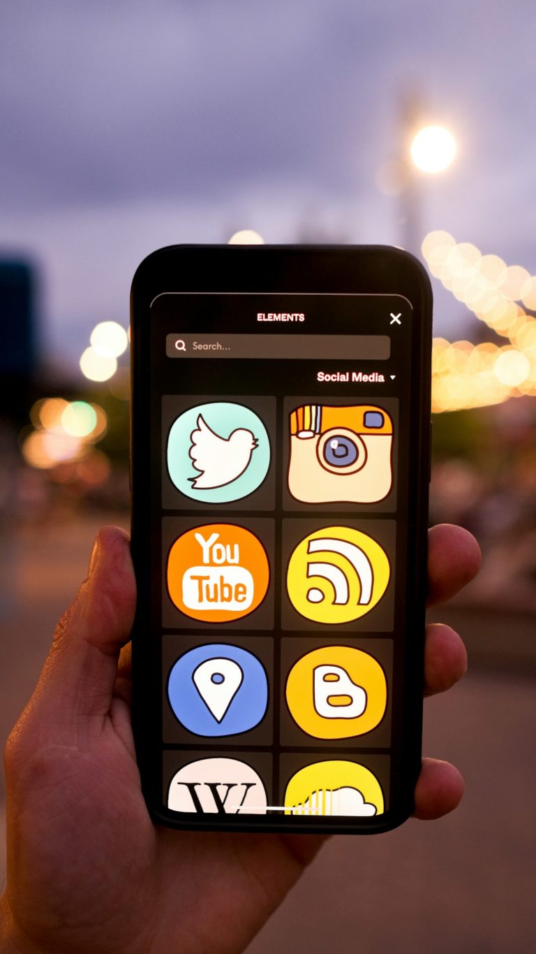 Which ecommerce tools offer built-in social media marketing features ...